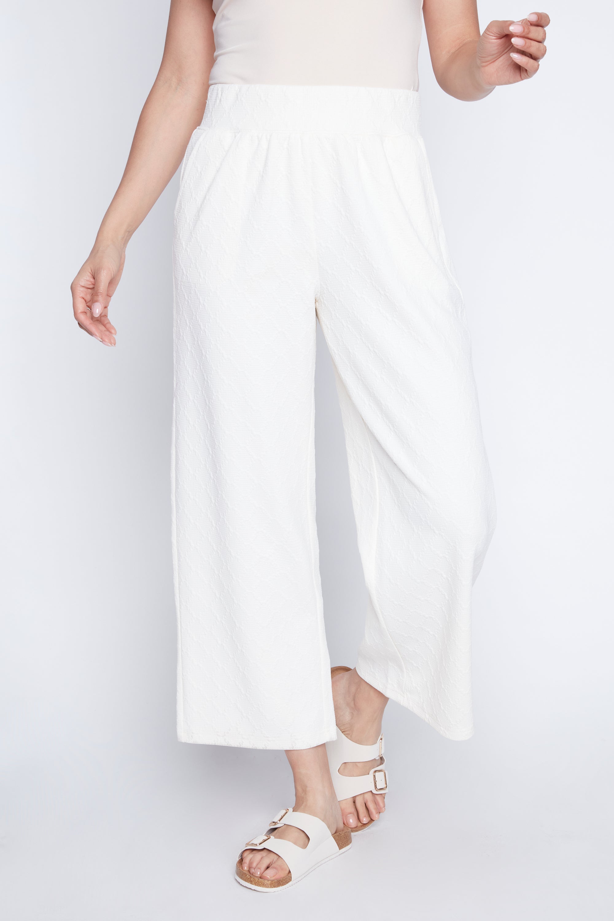 Le pantalon à jambe large en maille losanges