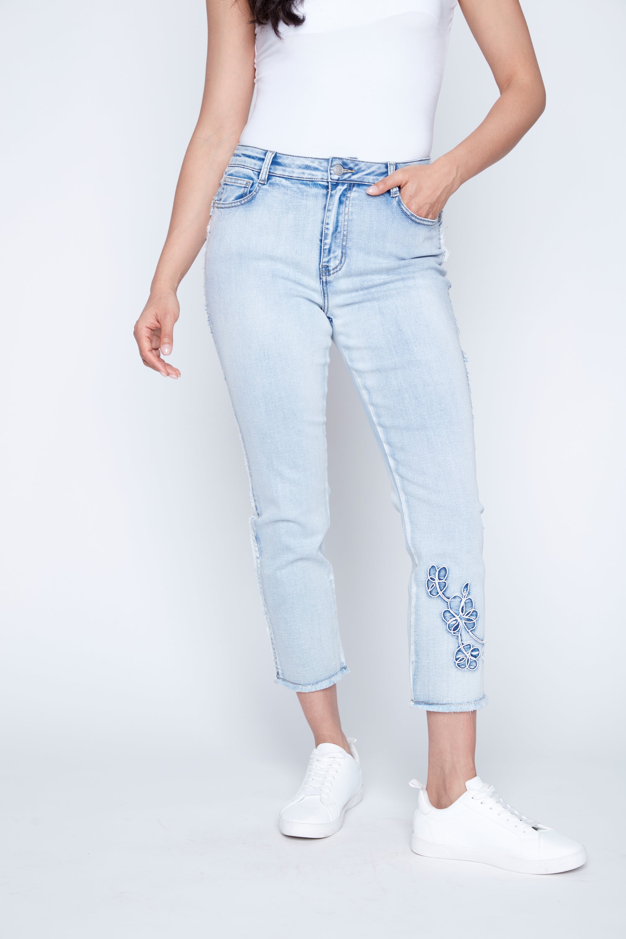 Le jean à jambe étroite à ourlet brodé